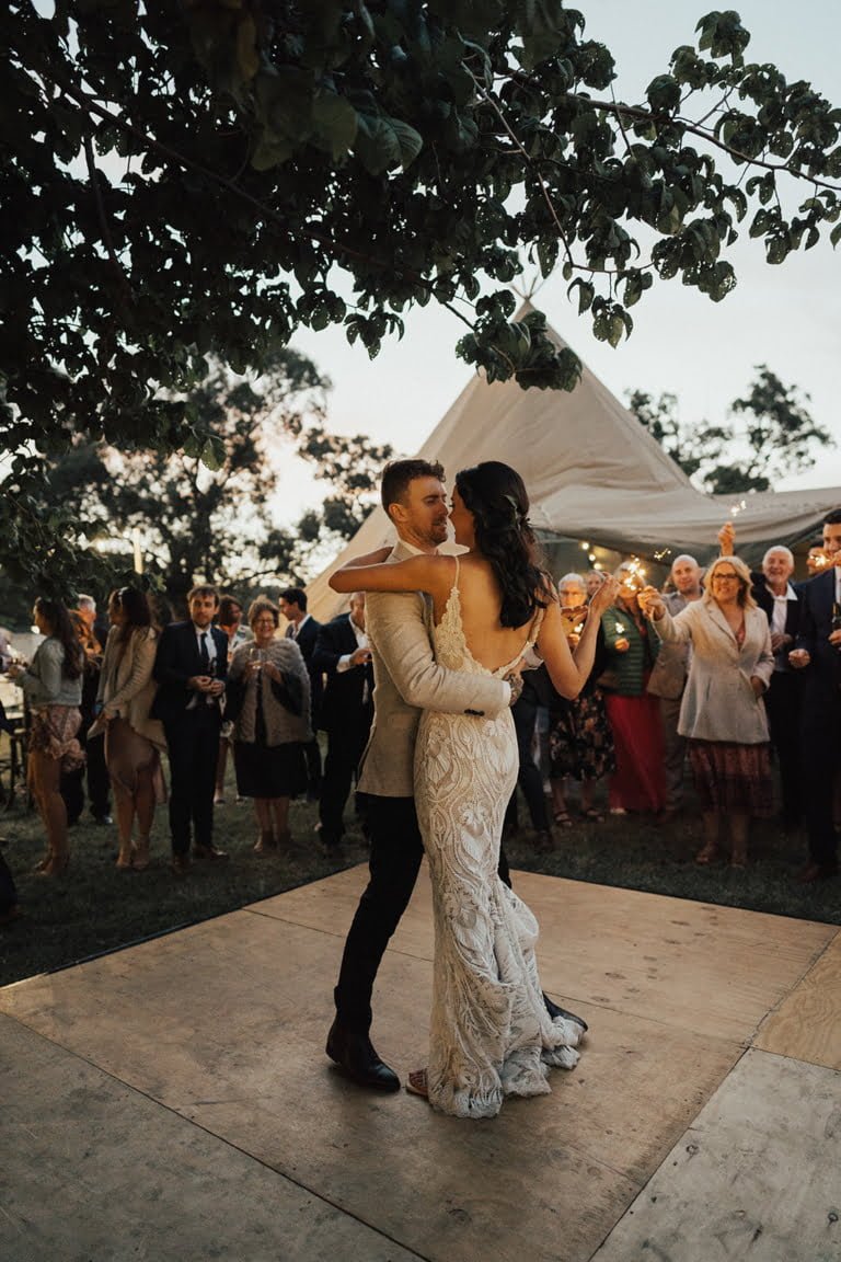 AMBER & DANIEL’S COUNTRY VICTORIA WEDDING – Hello May